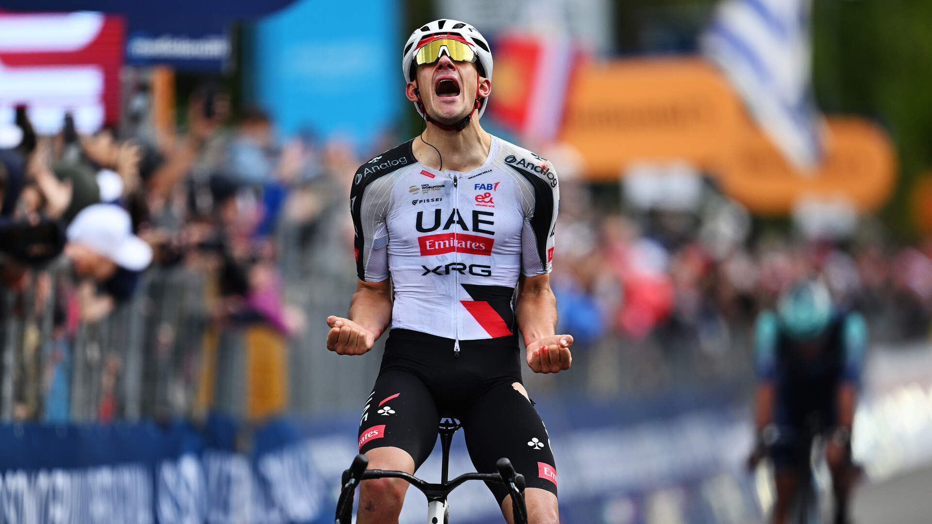 Krankzinnige slotfase in kletsnatte Giro-rit: Igor Arrieta valt in ...