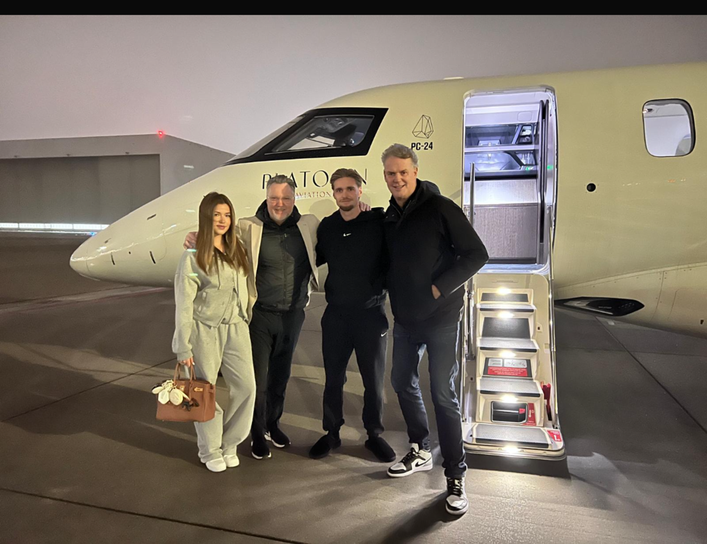 Exclusieve foto’s uit privéjet op Schiphol-Oost: Kenneth Taylor ...